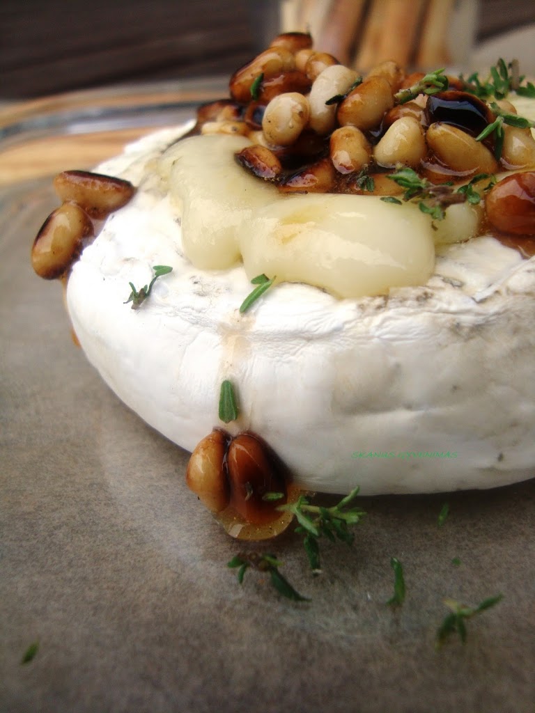 Keptas camembert sūris su medumi ir pinijų riešutais – Skanus gyvenimas