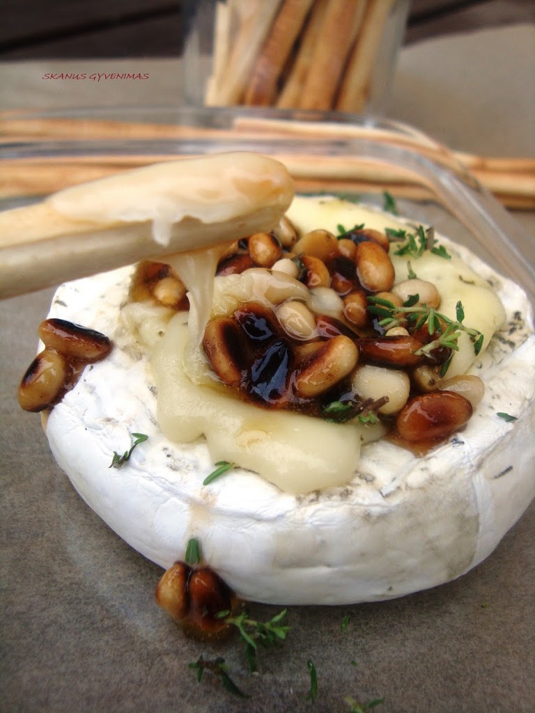 Keptas camembert sūris su medumi ir pinijų riešutais – Skanus gyvenimas