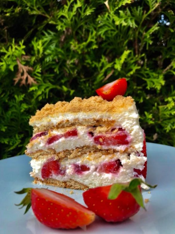 Nekeptas braškių tortas – Skanus gyvenimas